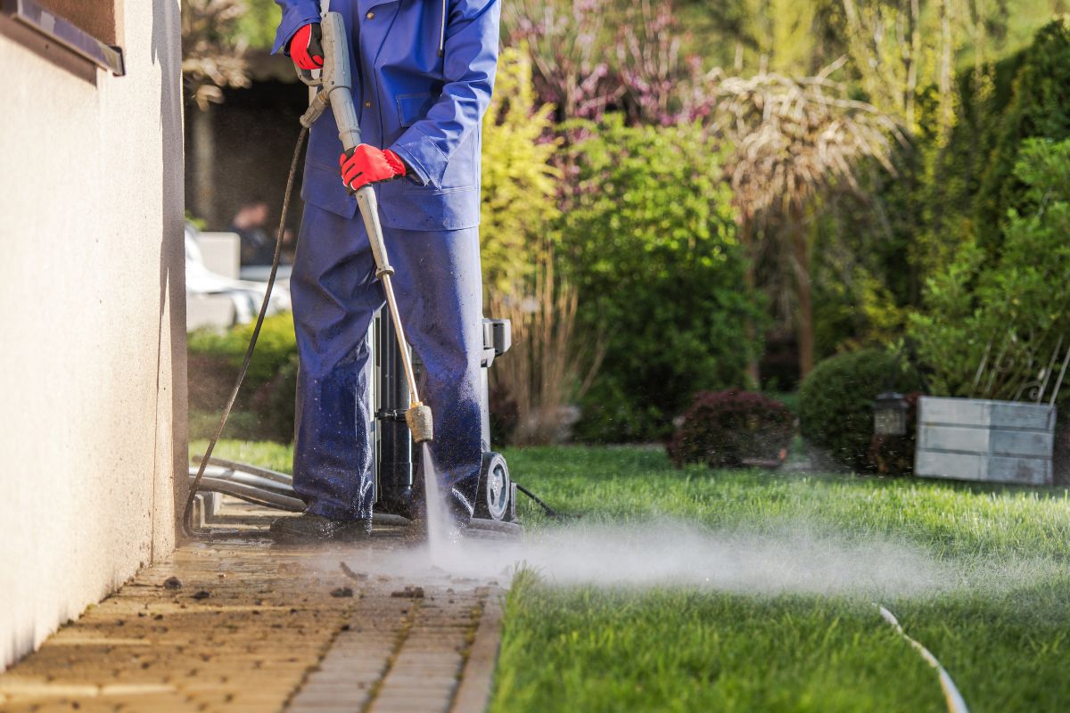 How House Washing Improves Your Home's Curb Appeal